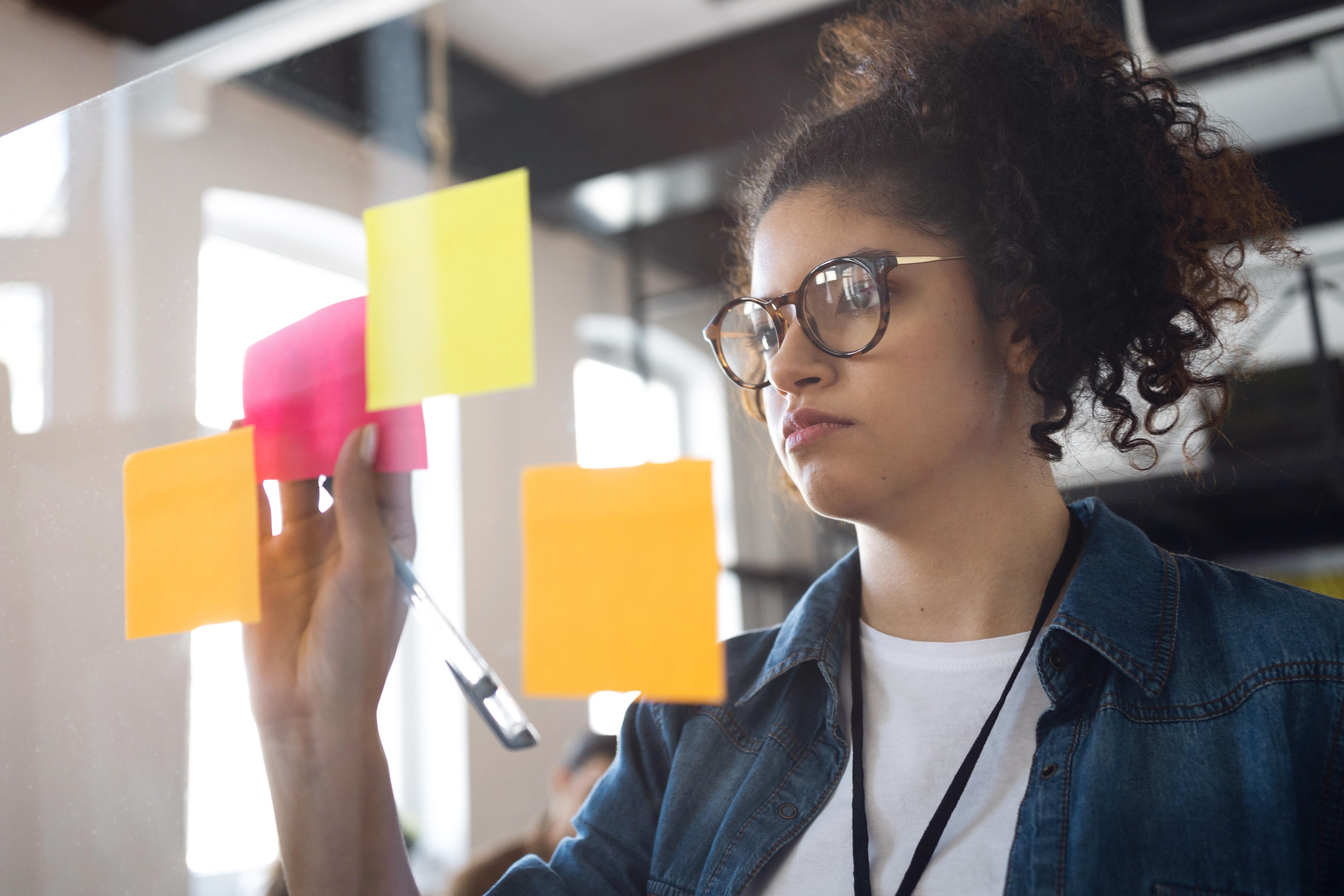 medium-shot-business-woman-with-post-its – GH Training